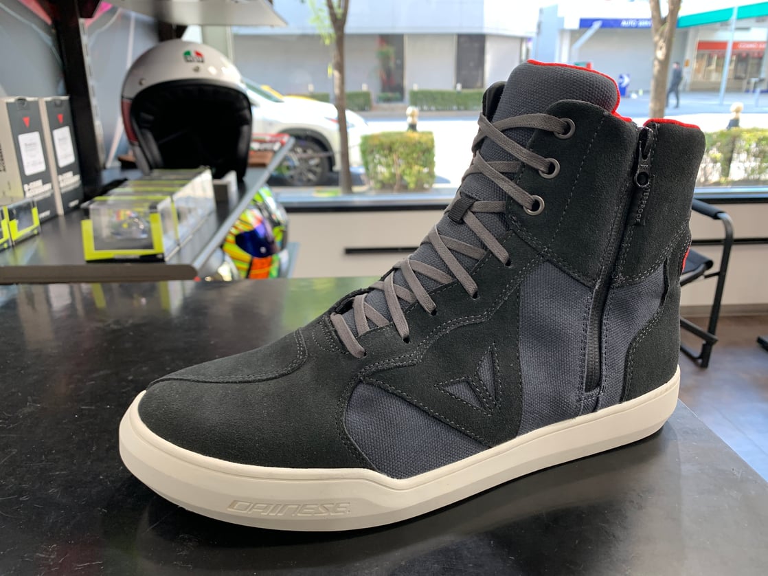 スタッフも愛用中！サイドジッパーが便利な【METROPOLIS SHOES】