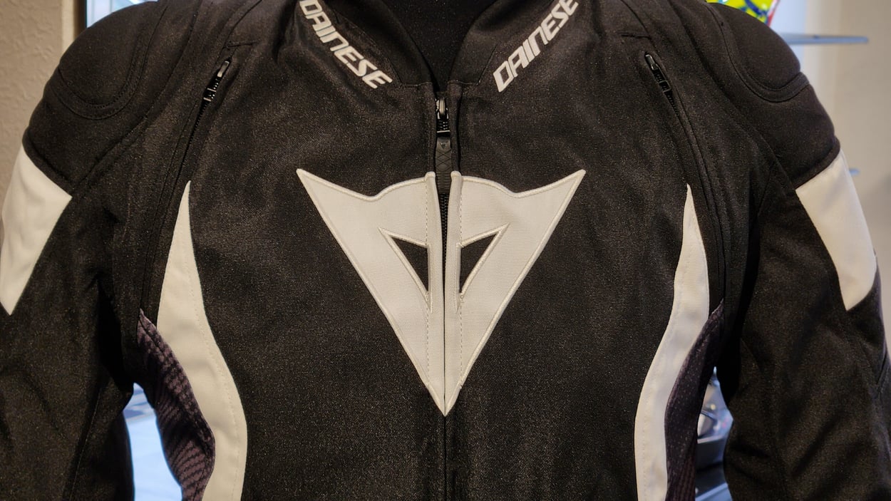 女性のためのスポーツアイコンジャケット【AVRO 5 TEX】