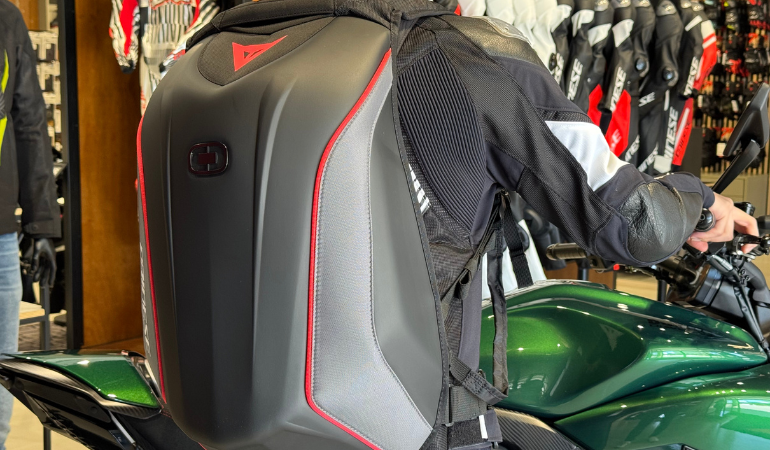 スポーツルックスが特徴のバックパック"D-MACH 2 BACKPACK"