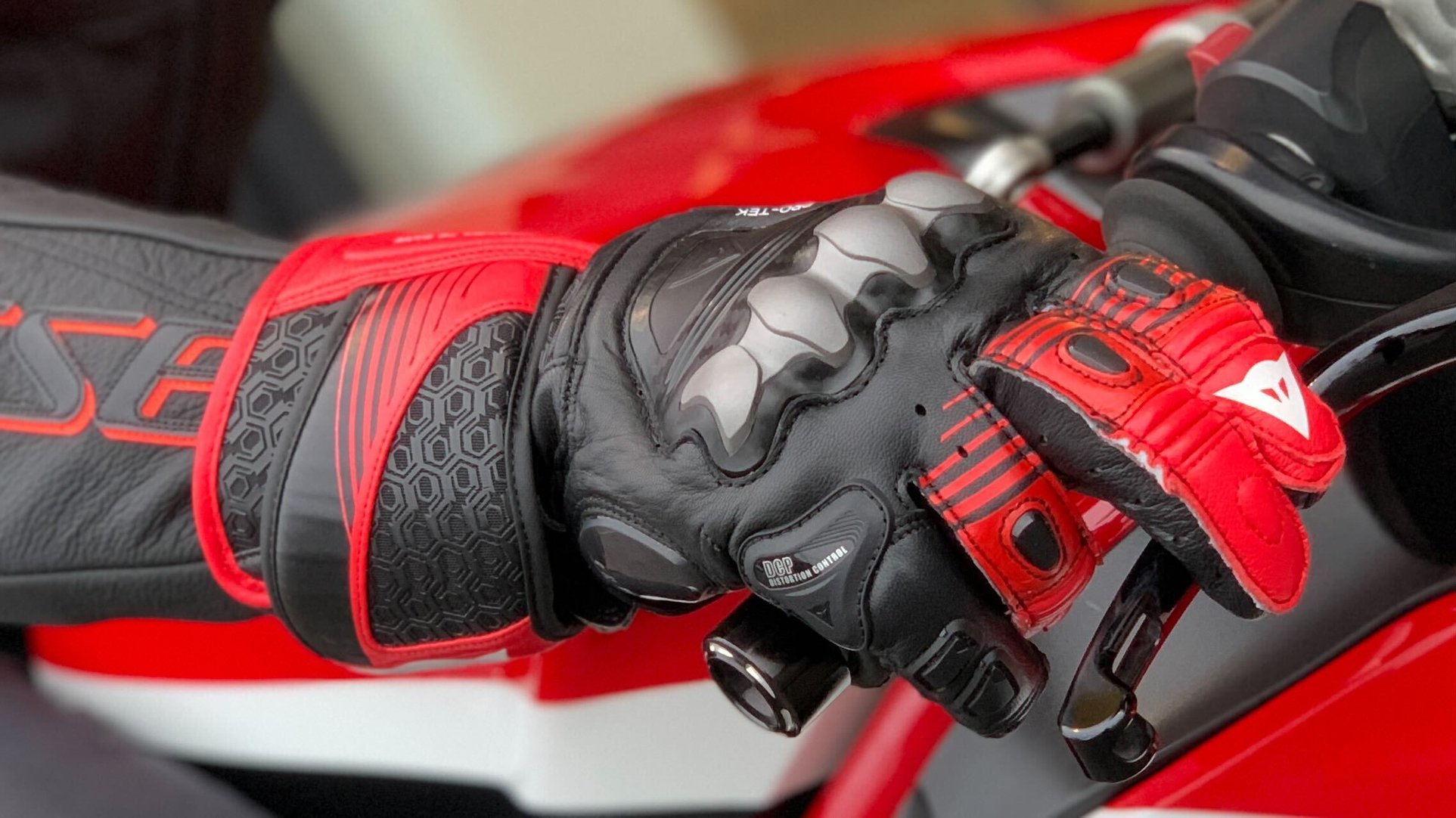 新たな定番となるか？新作レーシンググローブ"FIERO METAL GLOVES"が魅せる完成度