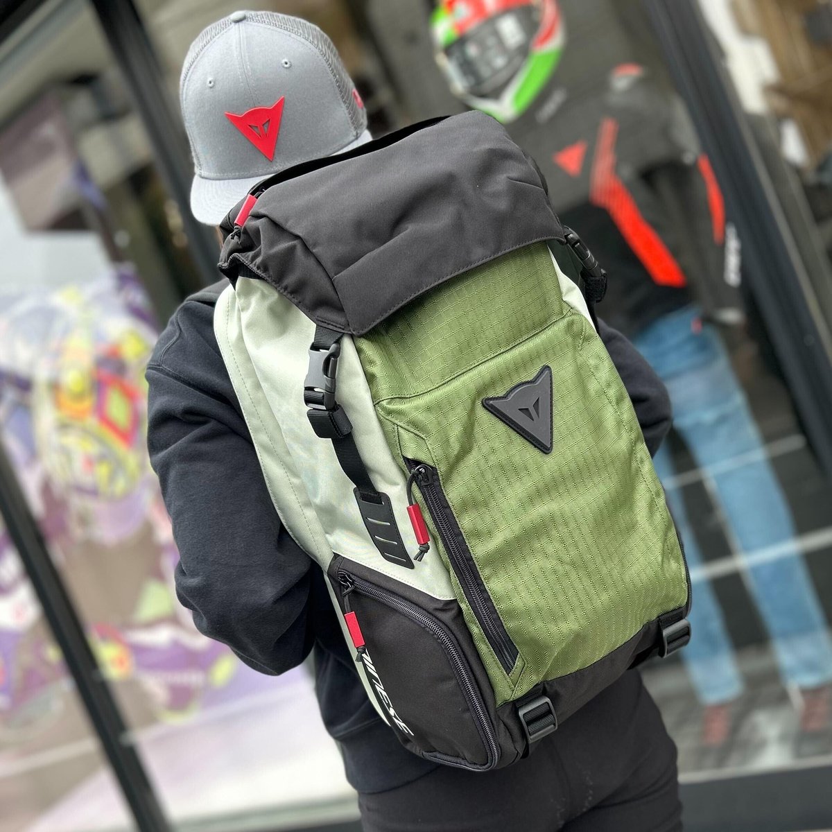 ツーリングから日常生活まで幅広く活躍するバックパック"EXPLORER D-THROTTLE BACKPACK"