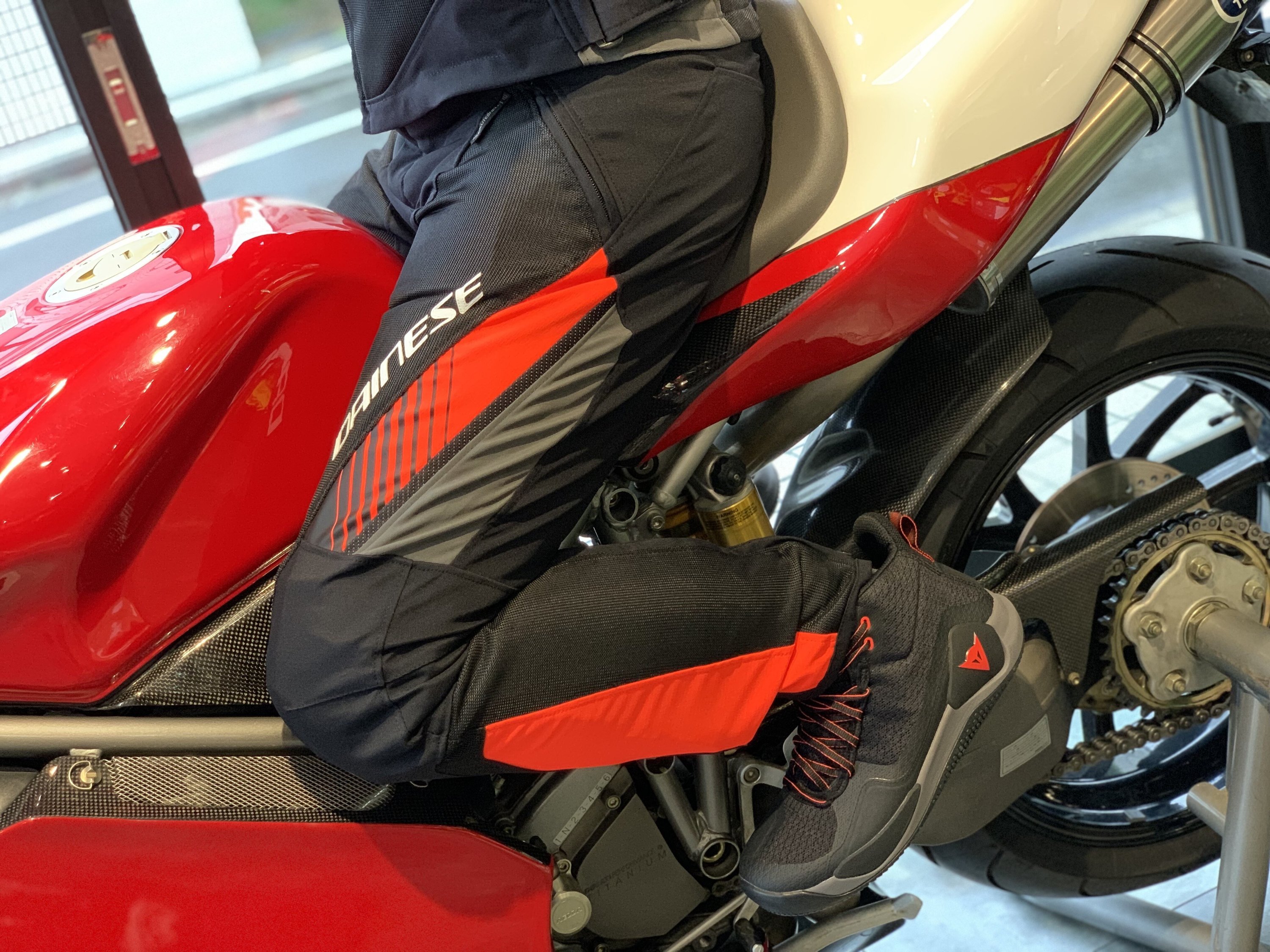 防水フィルムを備えた新作メッシュパンツが入荷しました