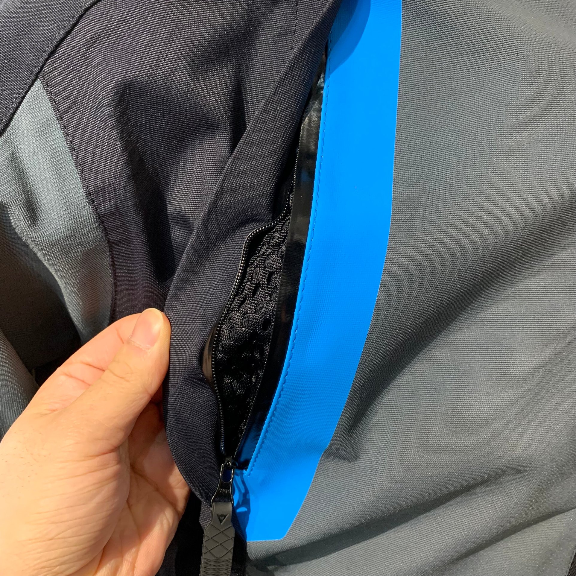 長距離ツーリングを安全かつ快適に！MANGEN ABSØLUTESHELL PRO JACKETのご紹介