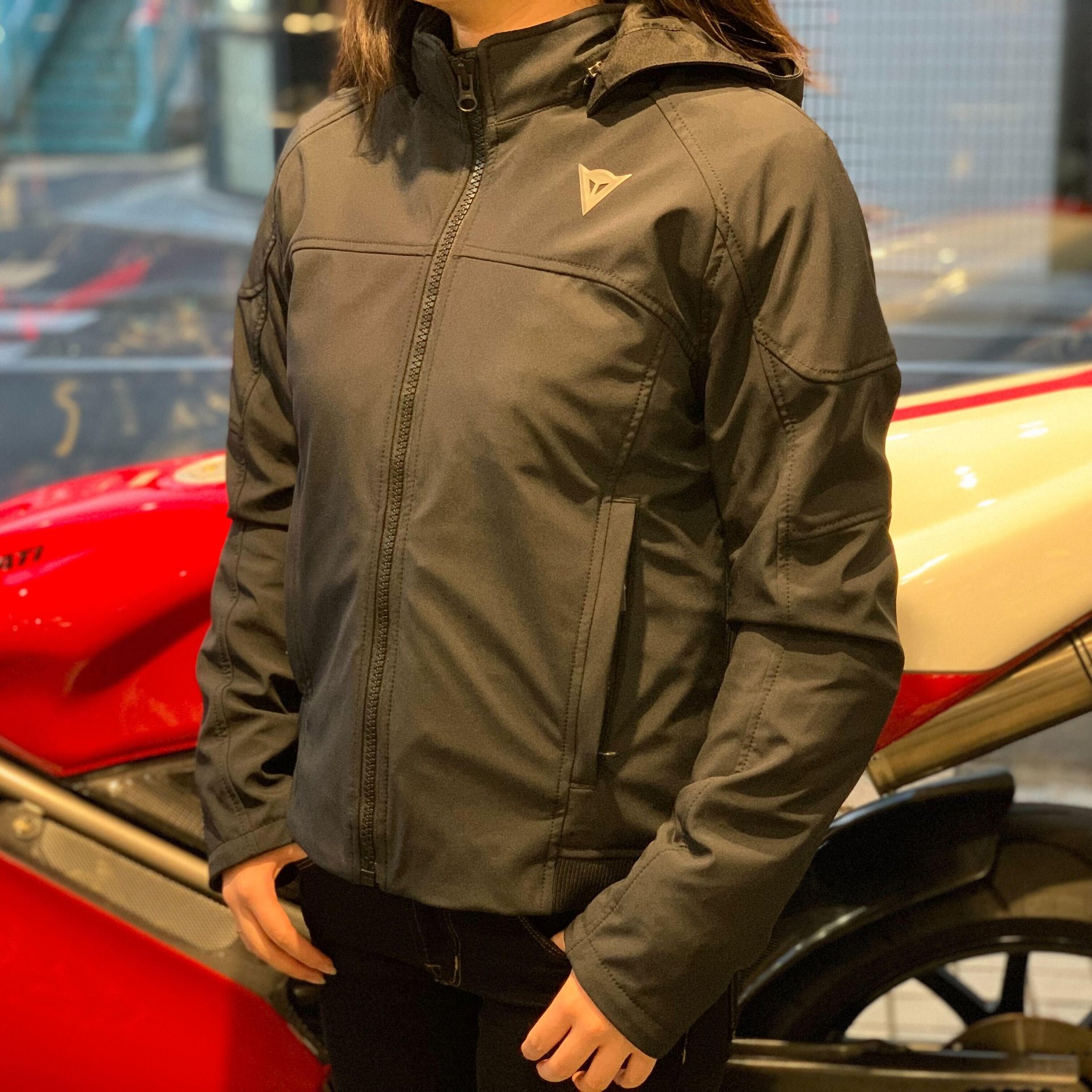 都会的なデザインと快適な着心地 ― IGNITE 2 TEX JACKET WMNで魅せる新たなライディングスタイル