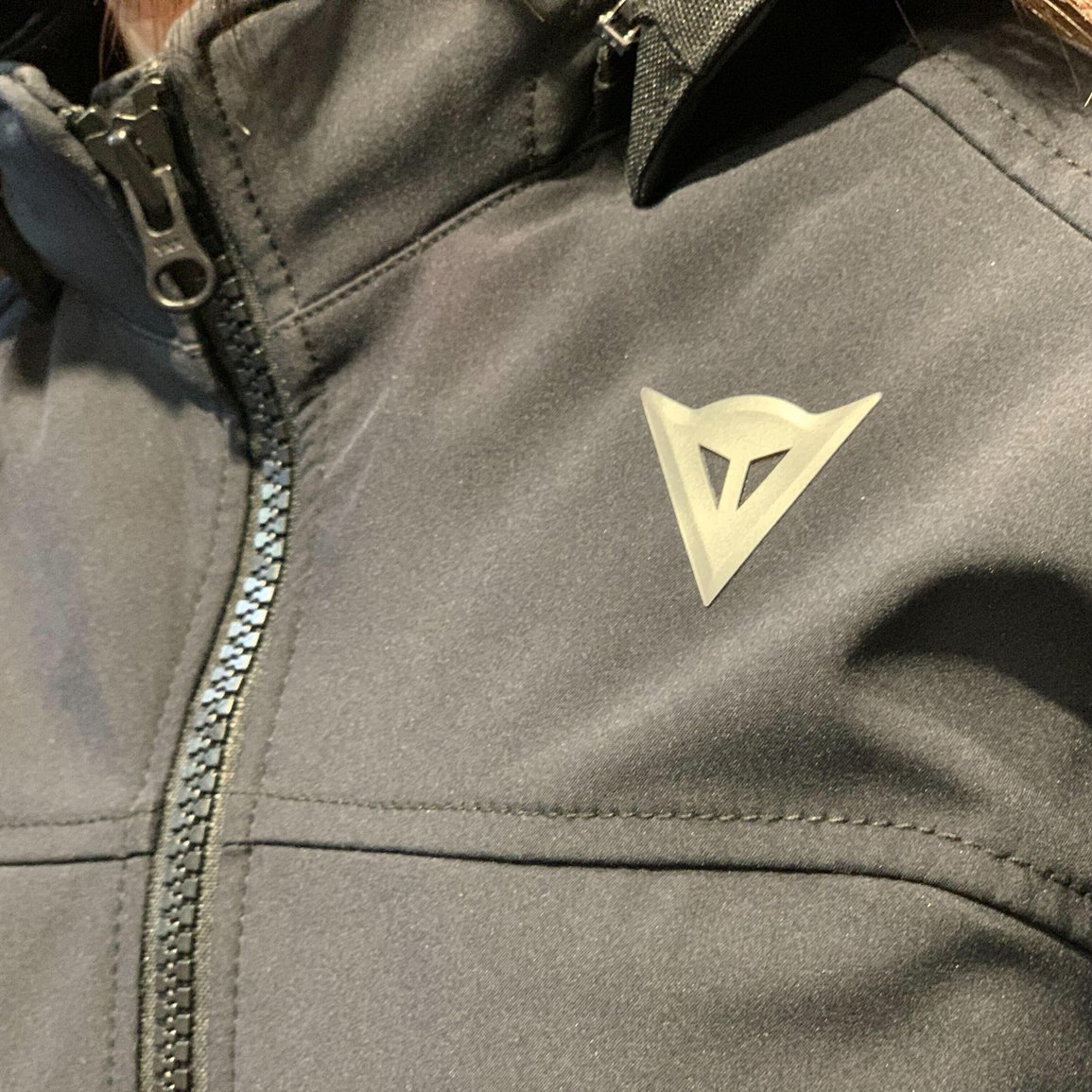 都会的なデザインと快適な着心地 ― IGNITE 2 TEX JACKET WMNで魅せる新たなライディングスタイル