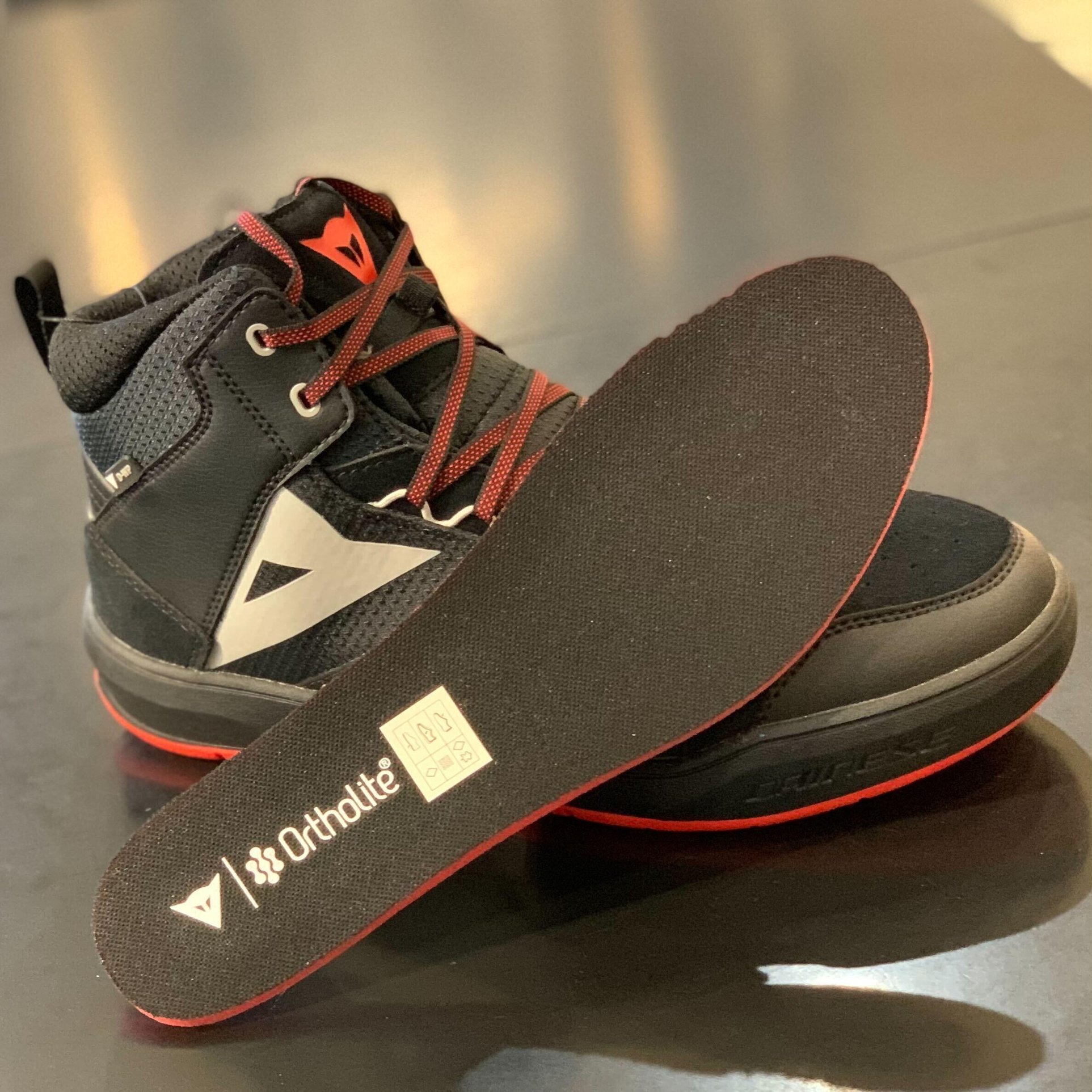 素早く、快適に、スマートに。 サイドジッパーを採用したSUBURB ZIP UP SHOESがアジア限定で登場