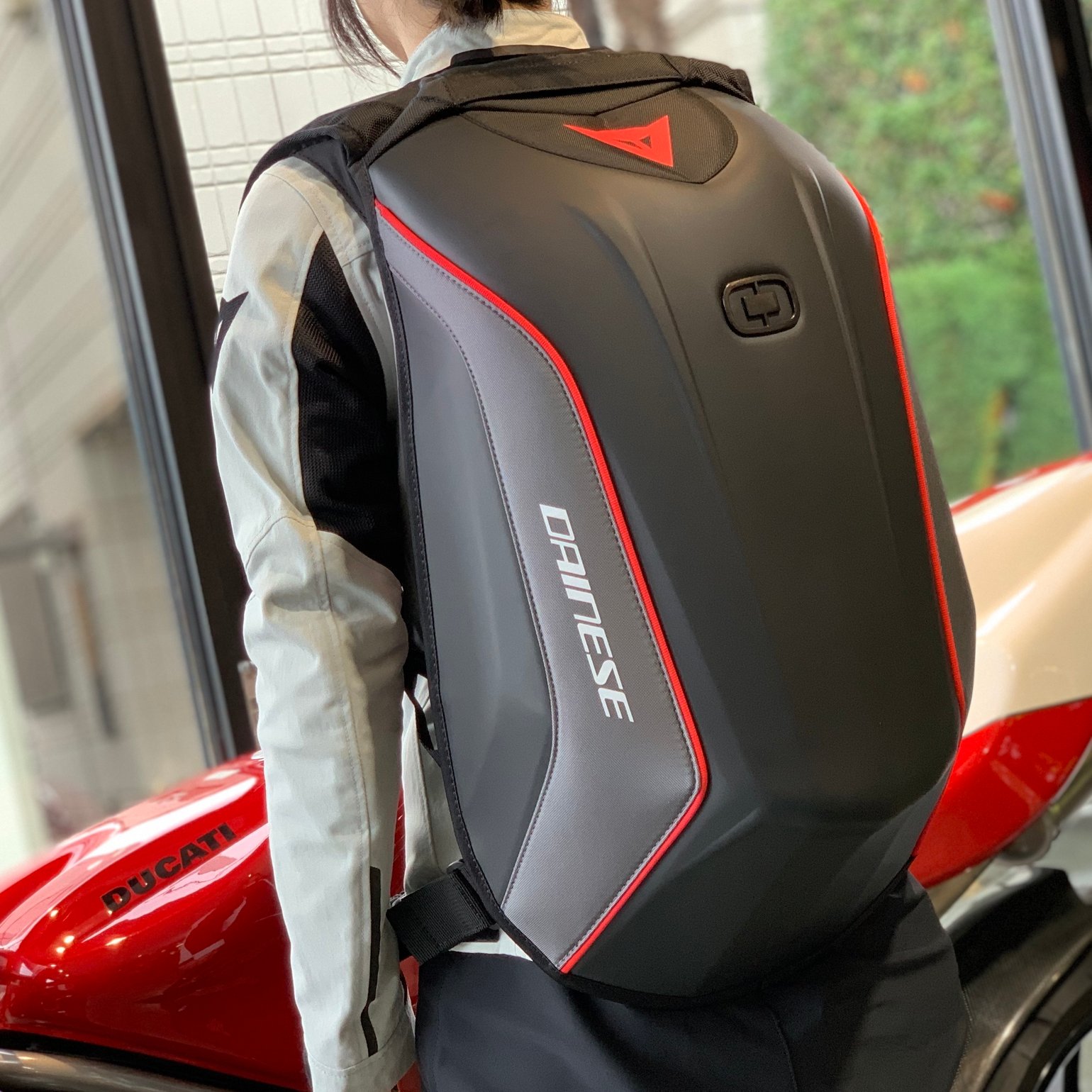 D-MACH 2 BACKPACKの魅力 | ライダーの背中を彩るエアロダイナミックデザイン