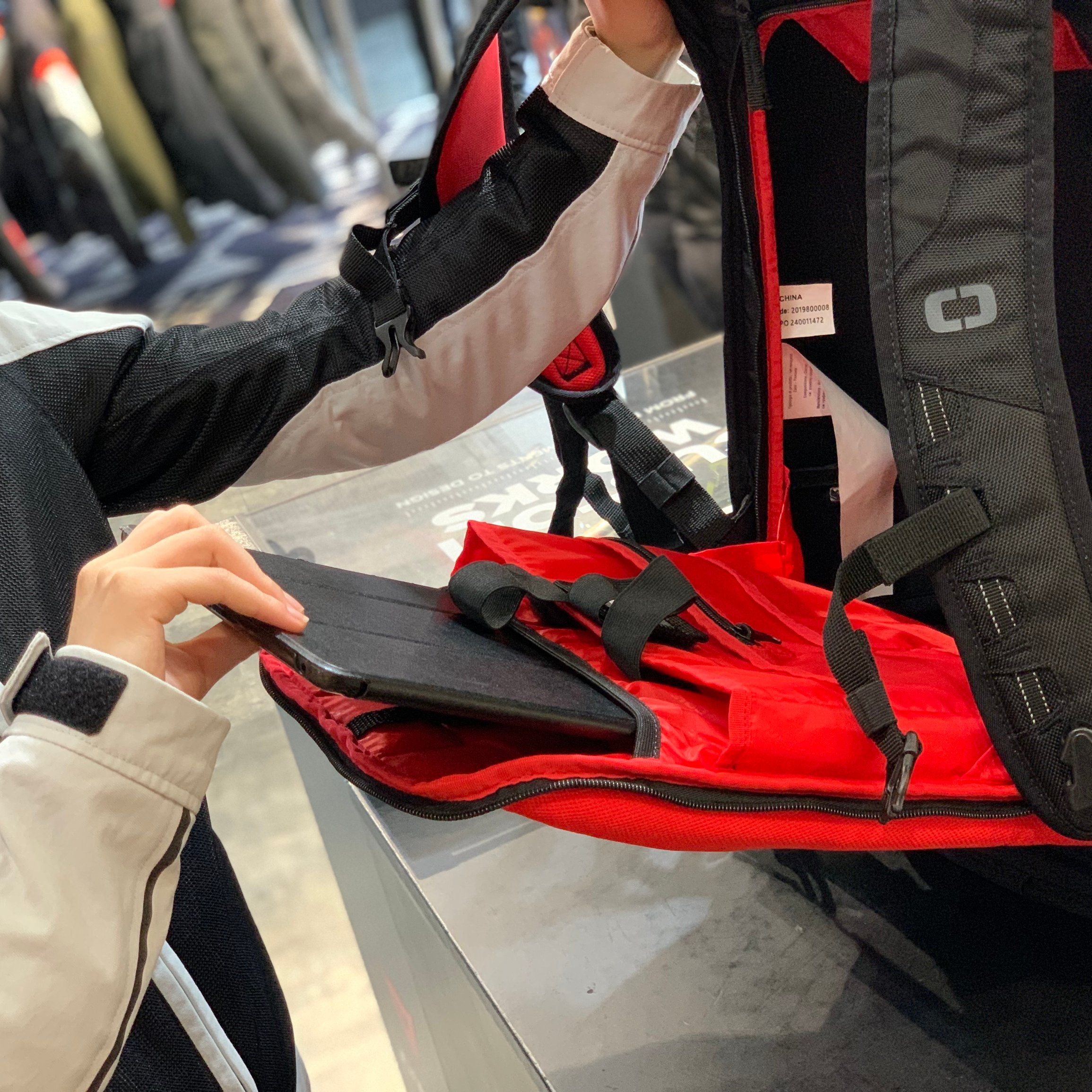D-MACH 2 BACKPACKの魅力 | ライダーの背中を彩るエアロダイナミックデザイン