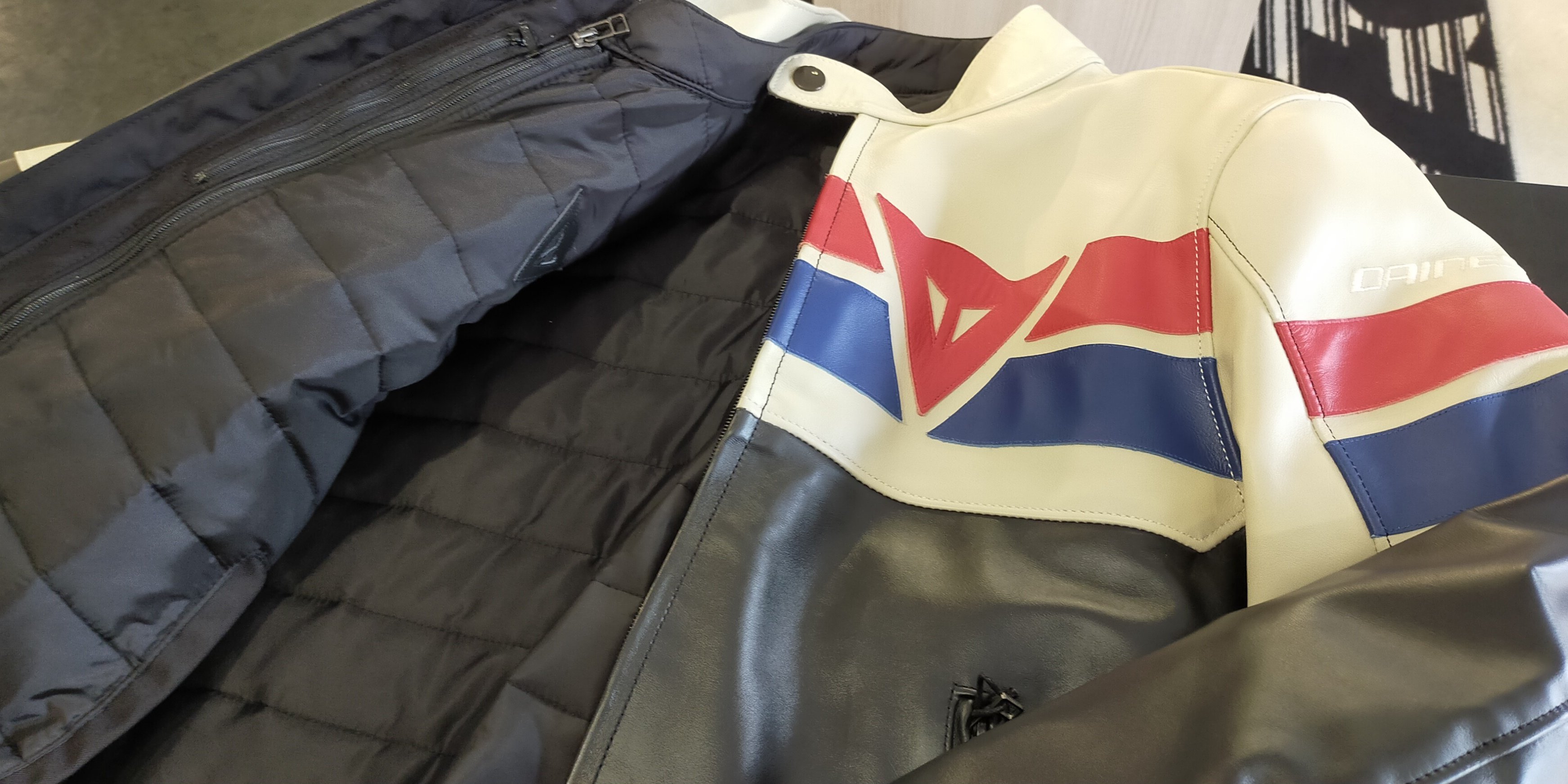 クラッシックなスタイル【8-TRACK LEATHER JACKET】