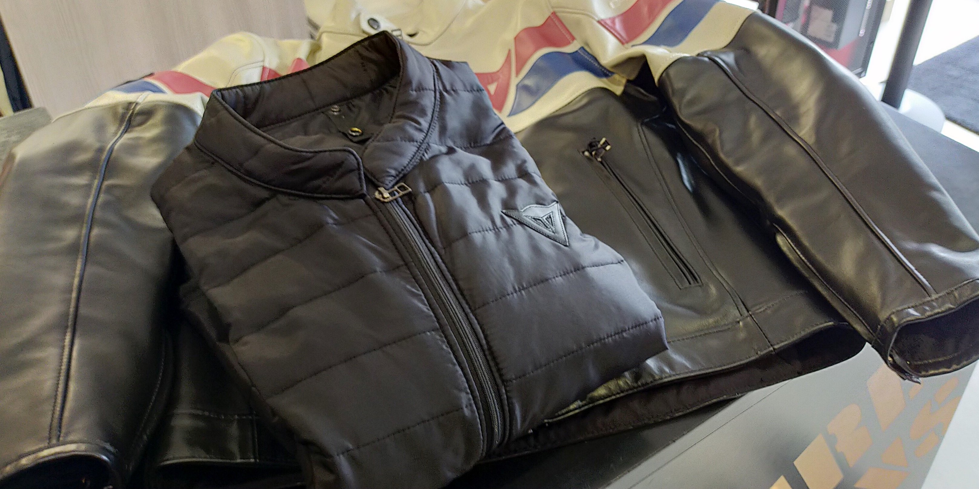 クラッシックなスタイル【8-TRACK LEATHER JACKET】