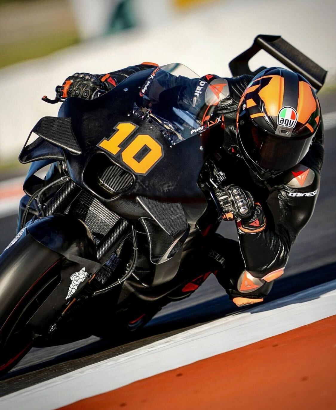 フォージドカーボンを使用したスペシャルモデル"PISTA GP RR FUTURO "が再入荷！