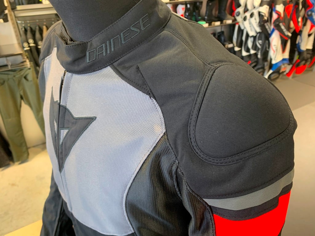 夏でもメッシュジャケットで快適に『AIR FAST TEX JACKET』