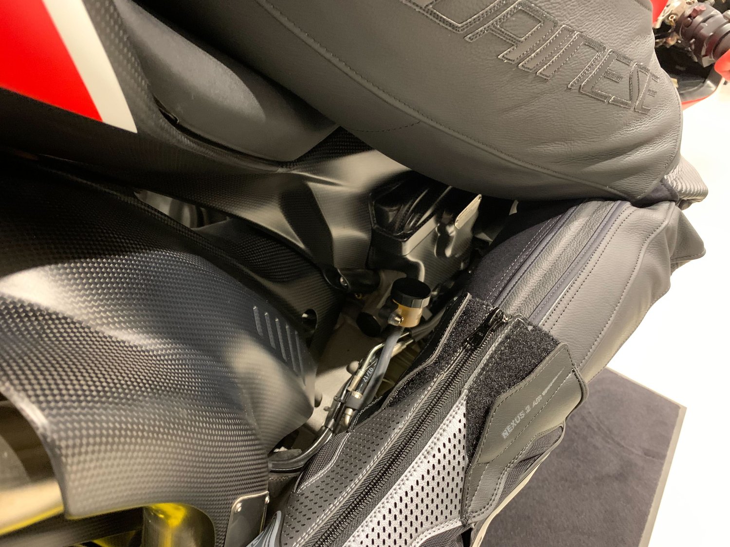 夏も使える？レザーパンツをおすすめする理由とその特徴を紹介