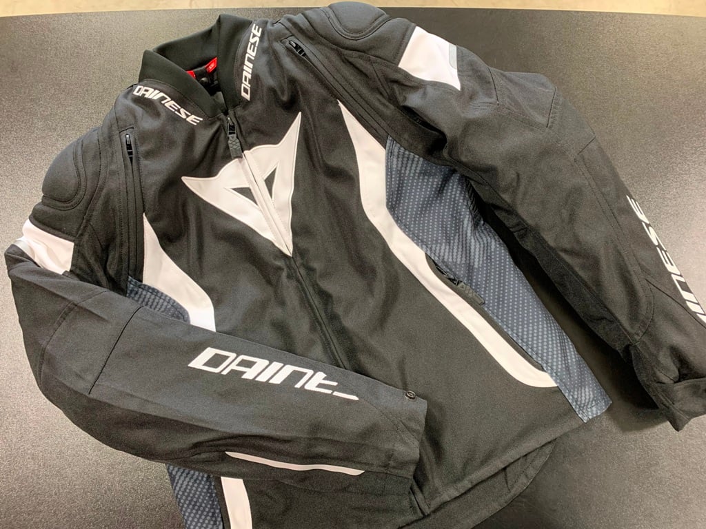 人気のAVROシリーズに新作のテキスタイルジャケットが登場【AVRO 5 TEX JACKET WMN】